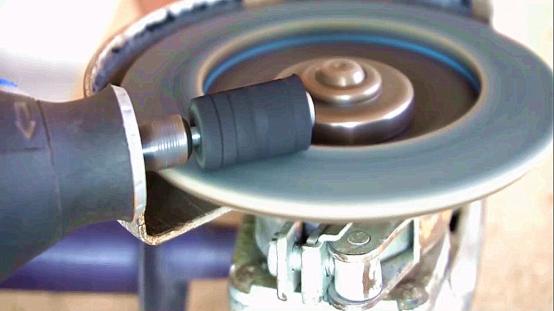 小伙将打磨好的皮圈,和砂纸一起固定到打眼器上,成品真是款神器