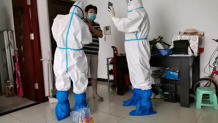 真没想到全副武装的医生来家做血清核酸检测,大热天我只能说谢谢