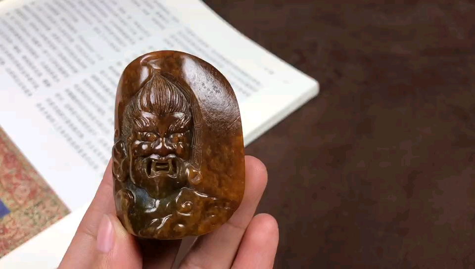 【不动明王 皮带扣】新疆和田玉籽料窜青花 皮带扣把件,玉质温润细腻,...