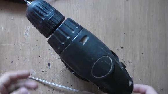 手电钻电池坏了不要急,看看大神自己在家做一个