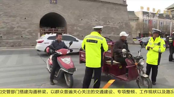 张掖:甘州交警走上街头开展电动车交通安全宣传活动