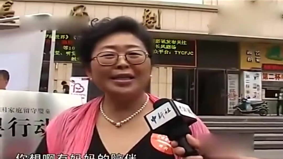 半裸男模街头做营销 捐奶粉做宣传