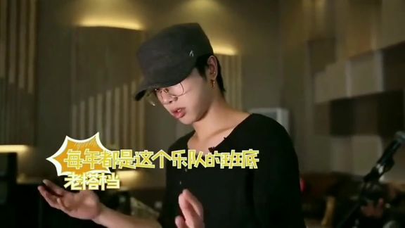 华晨宇彩排演唱会歌曲,就连嘉宾的歌一起彩排,这样的花花好努力