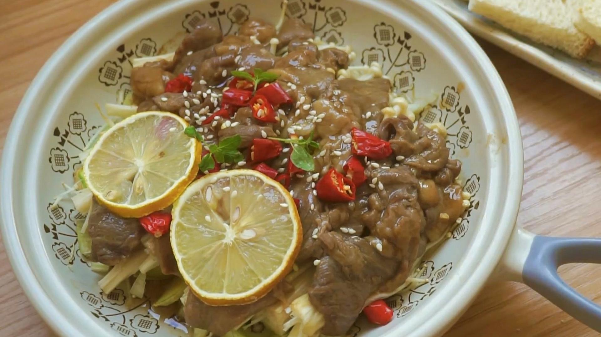 金针菇烤牛肉,烤完直接端上桌,吃起来又香又滑嫩,开胃下饭