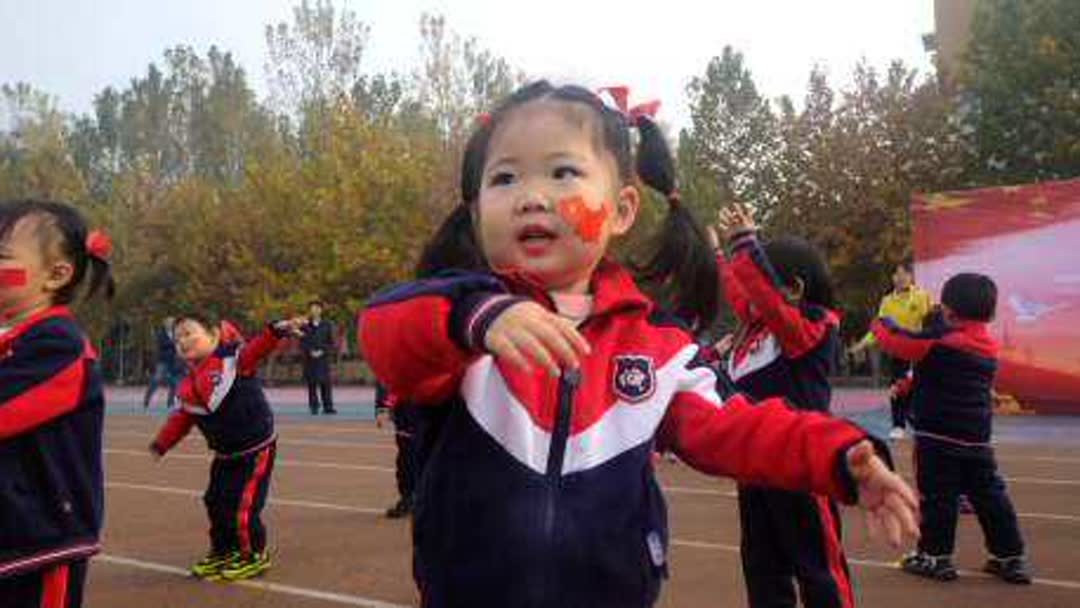 都谁家的小妞妞:幼儿园小朋友集体表演《学古诗》,跳得可爱