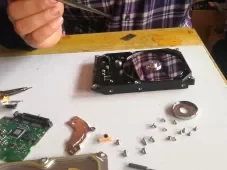 老杜电脑; 把机械硬盘拆散重新组装 看硬盘内部结构
