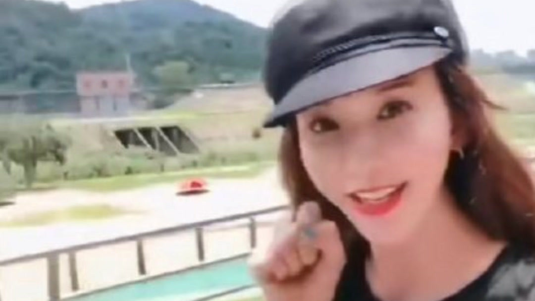 林志玲结婚之后变化大,录视频像芭比娃娃,一个细节证明没怀孕