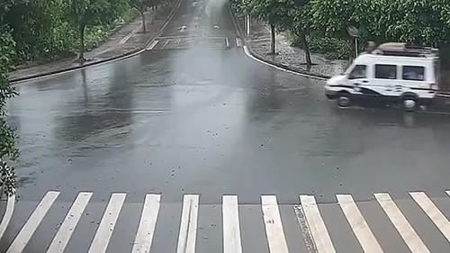 无信号灯控制,交警指挥交通标志标线的路口,如何通行?