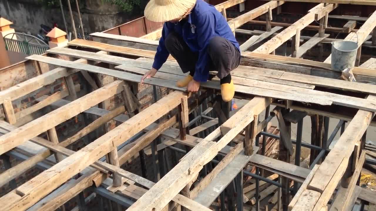 房屋建筑大厦,安装木模板屋面施工混凝土板过程