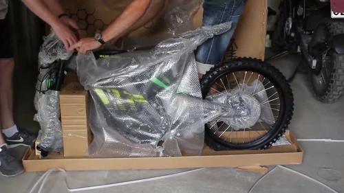 网上新买的电动自行车,拆箱组装试试效果,这钱花得值