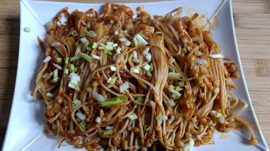 不用烤箱也能做出烤金针菇,再刷上自制的烧烤酱,比外面的还好吃