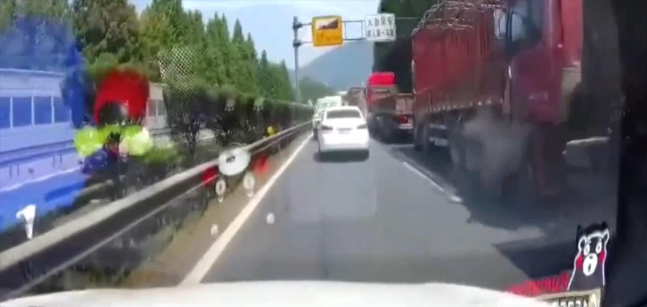 车祸合集:大卡车来不及刹车,直接撞上前面的大卡车