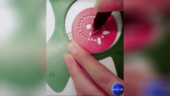 还记得曾经各个学校门口都有人在卖的风靡一时的画图玩具吗?