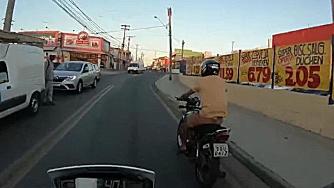 监控:美国警察追小偷,小偷自己撞墙昏迷,看着都疼!