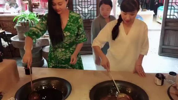 我们在制作梨膏糖[害羞]