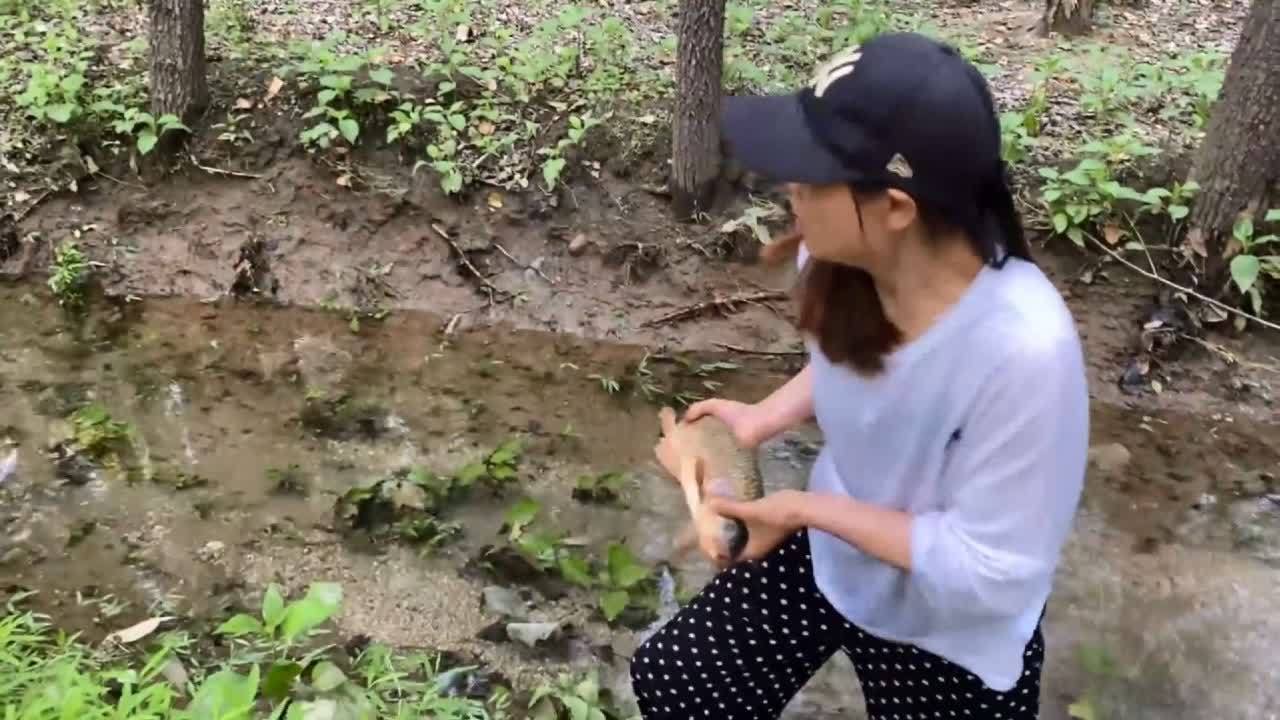 去浇地竟意外发现神秘大货,娇娇扔掉鞋就追,究竟什么这么吸引人