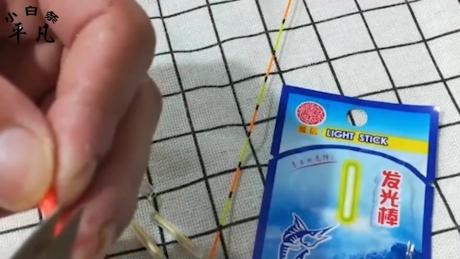 晚上钓鱼看不清鱼漂,钓鱼高手教你安装夜光棒,轻松看到鱼漂目数