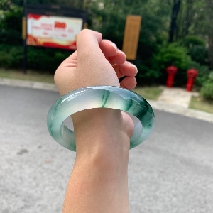 小庄的翡翠手镯 