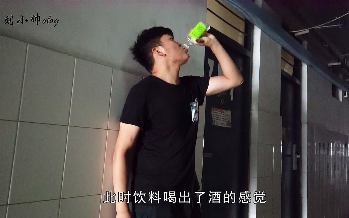 毕业三年后,小伙又重新回到自己的大学宿舍,庆幸楼长还认得他