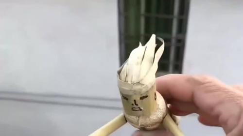 大爷自家制作的不倒翁,手松开咋都不倒,大爷这小技巧也是精