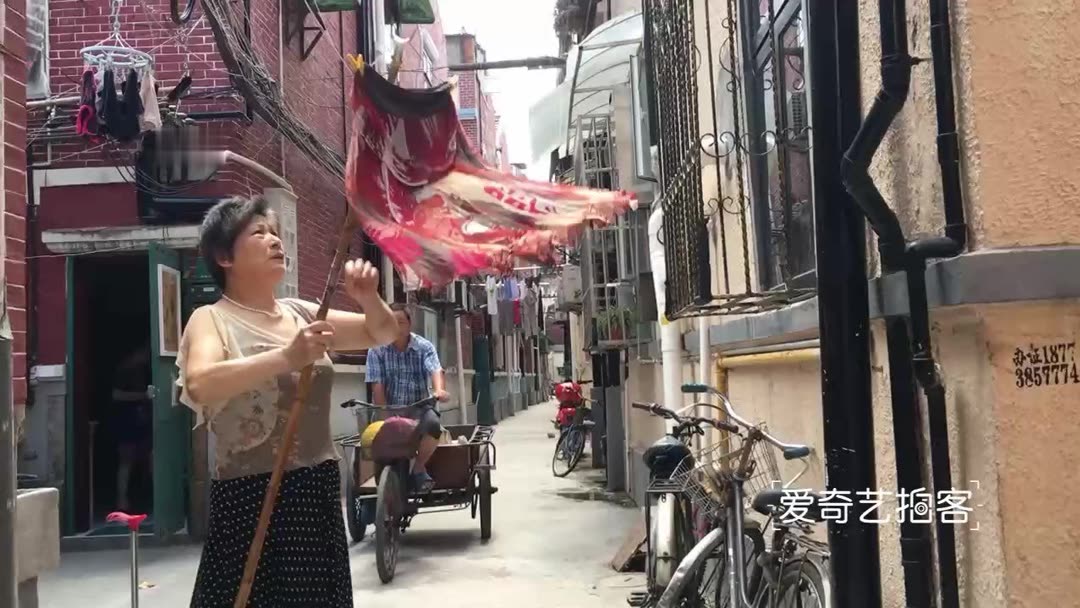 【拍客】上海一老小区居民“挖地三尺”私自加层成风