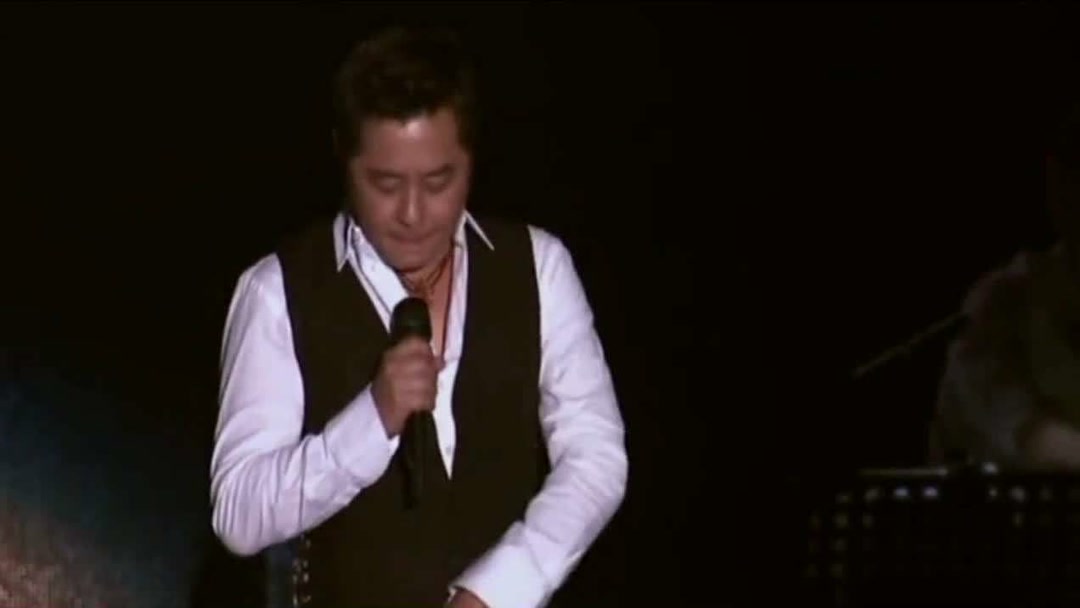 王杰演唱会上,含泪谈家庭,突然镜头转到现场这个小孩时,全场沸