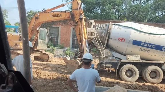 泵车来打混泥土,把刚埋的雨水管压破了,返工又是一个大工程啊!