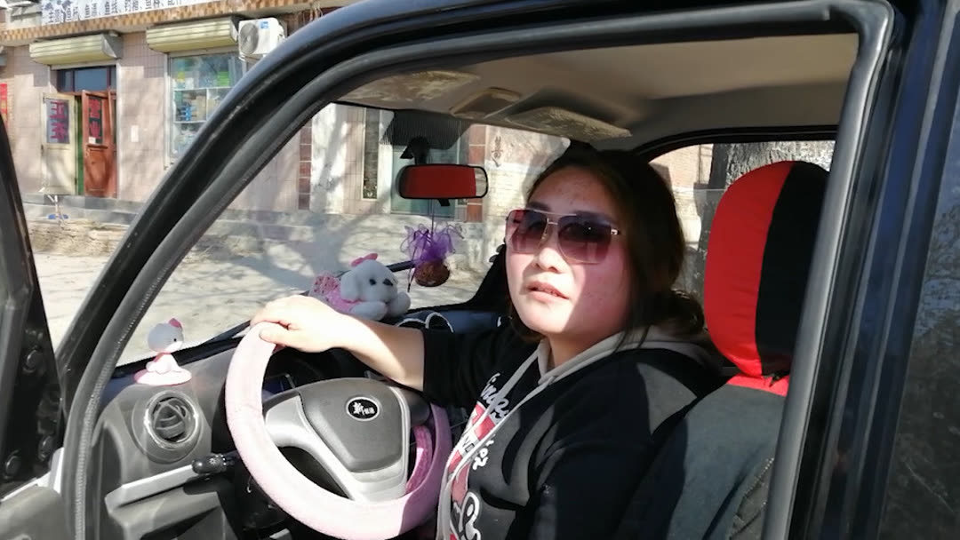 农村美女家里有汽车,为啥又花2万元买辆新能源电动车?听她咋说