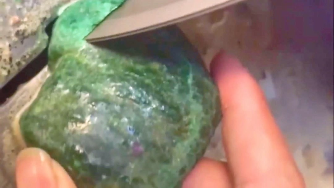 不要看到这种皮壳就以为是满色翡翠,其实一文不值记住啦,翠友们