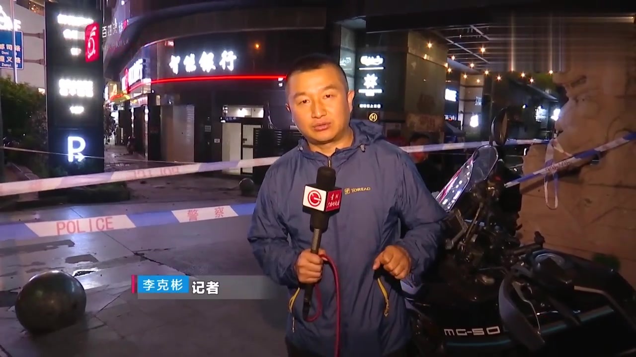 危险!贵阳一高层建筑外墙部分脱落,砸中一辆小客车致一男子受伤!