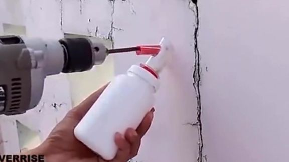 电钻打墙灰尘满天飞?牛人自制小发明,一招就搞定