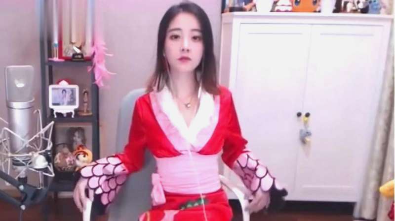 冯提莫模仿《海贼王》女帝,这个动作非常简单,就是身材有点差距