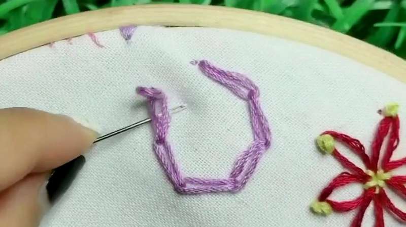 教你一小招:看看这次绣的是什么花,针法很简单,一学就会!