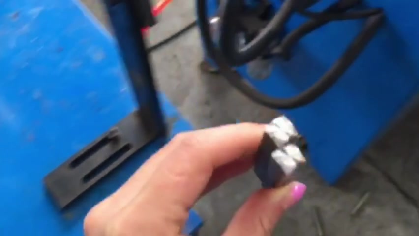 振动盘送料8x8mm条子方钢双头平面倒角机视频