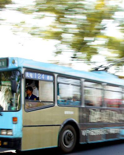行车记录仪里记录的车祸,警醒人们出行安全驾驶。