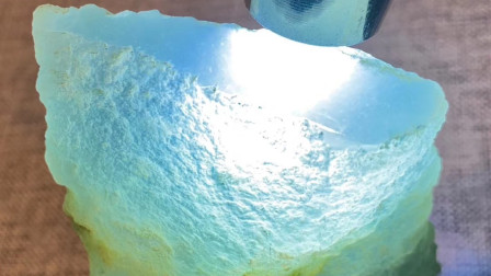 翡翠原石白雾你会看了吗,有白雾就出高品质玉肉吗、今天教大家看