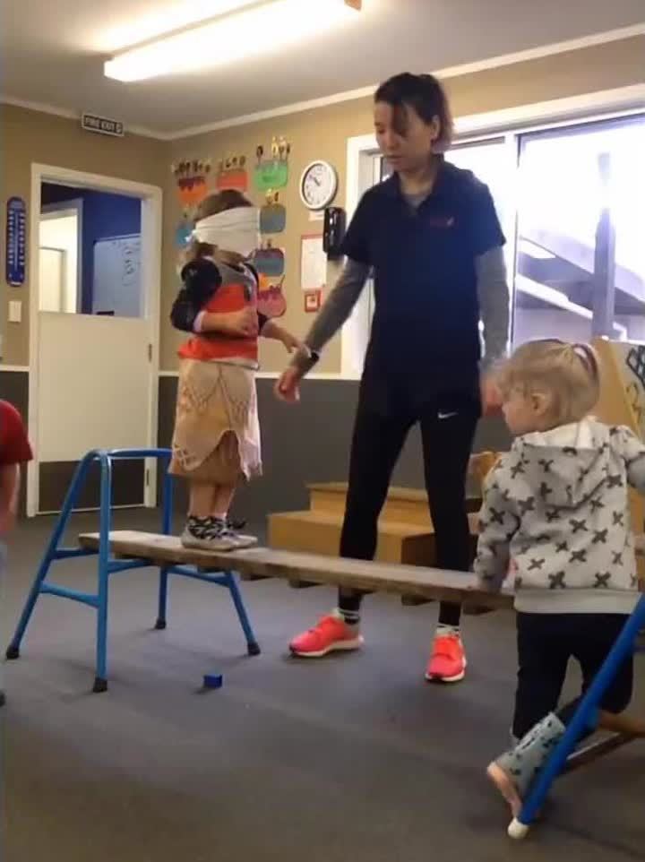 国外幼儿园的培养小孩子信任游戏,太厉害了