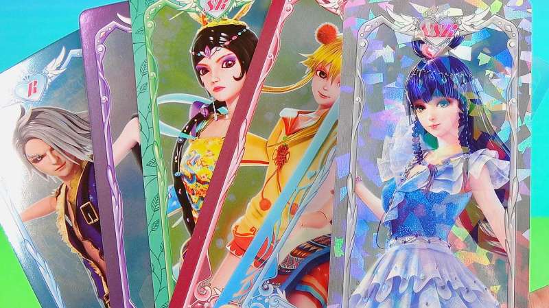 叶罗丽玩具卡片,第一次抽到这样王默稀有卡片,蓝色裙子好漂亮