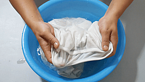 白衣服发黄了洗不掉? 教你简单一招, 轻松去除黄渍, 太实用了