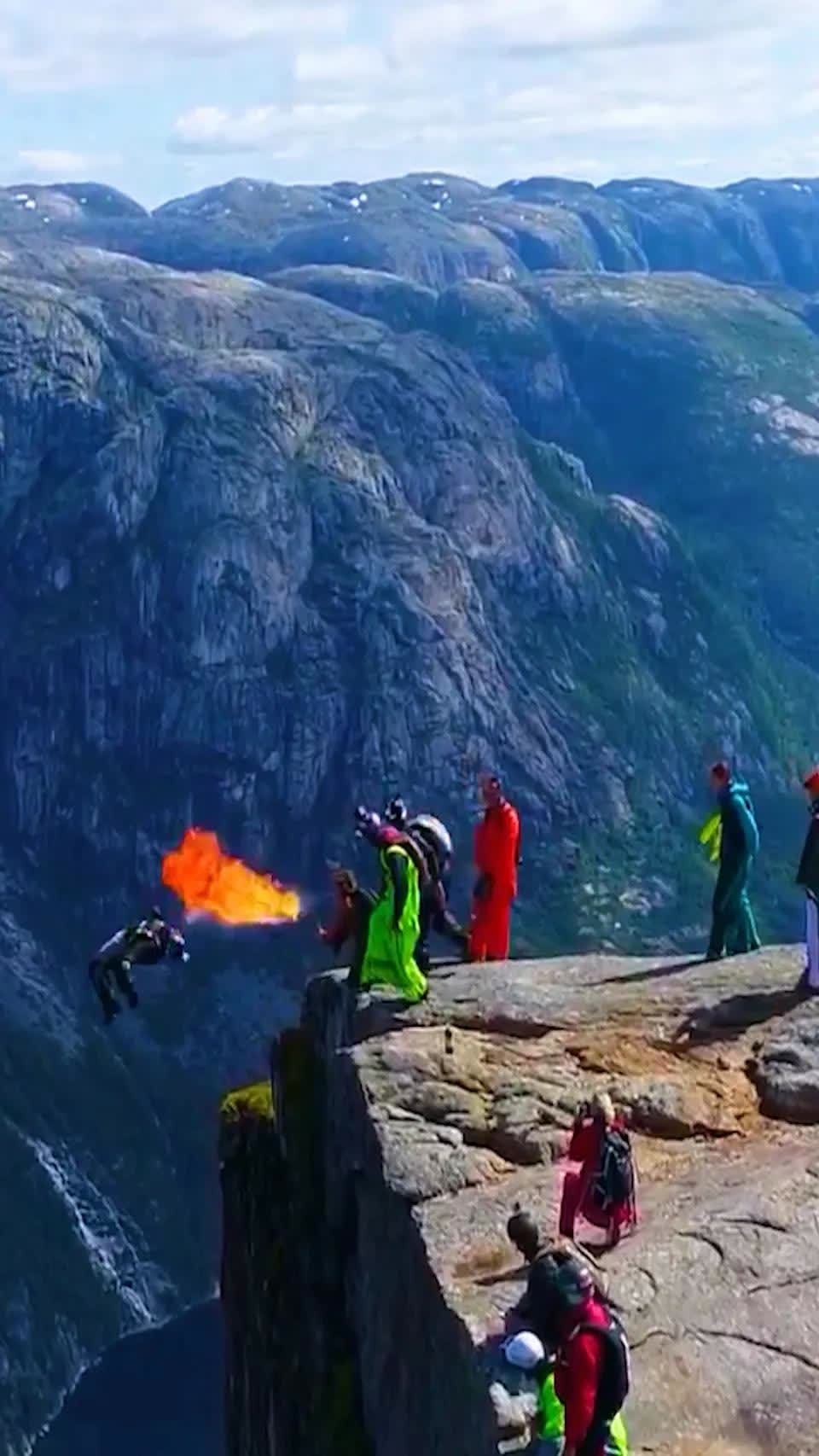 牛人悬崖边翼装飞行胆子不是一般的大