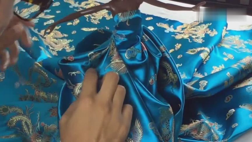 教你如何用一块旗袍布料作出芭比娃娃大气晚礼服~