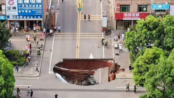 突发!湖南湘潭一路面突然塌陷有车坠入坑中 疑因水管爆裂冲击导致
