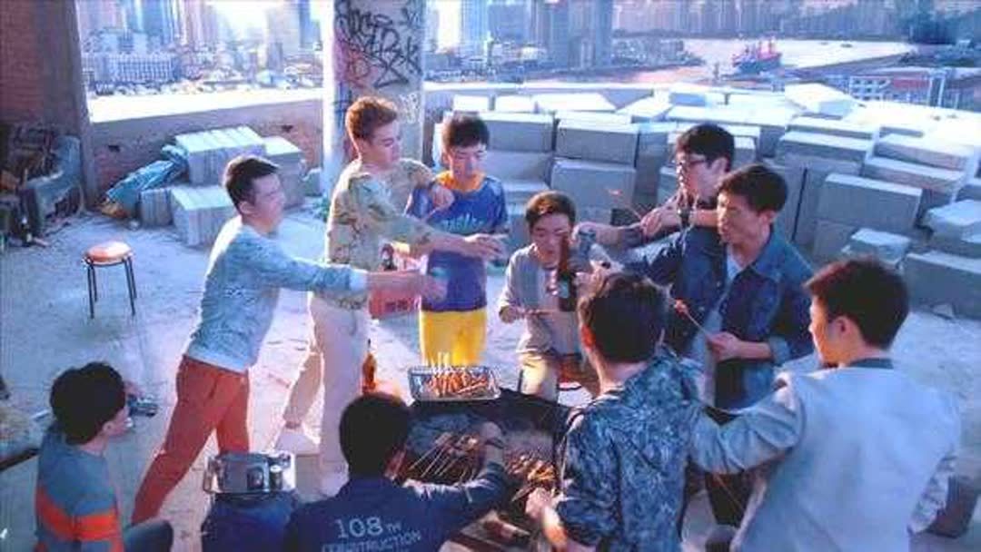一首田震经典歌曲《干杯,朋友》,唱出满满兄弟情意,不舍离别