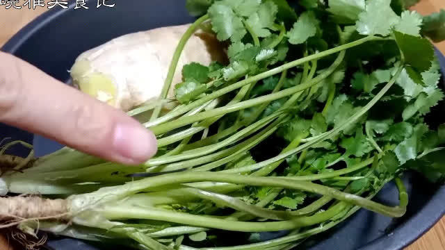 把香菜和生姜放一起,用水煮一煮,原来作用这么厉害