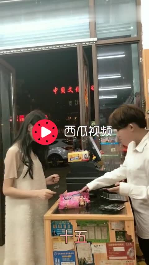 在超市买东西,美女竟然这样讨价还价