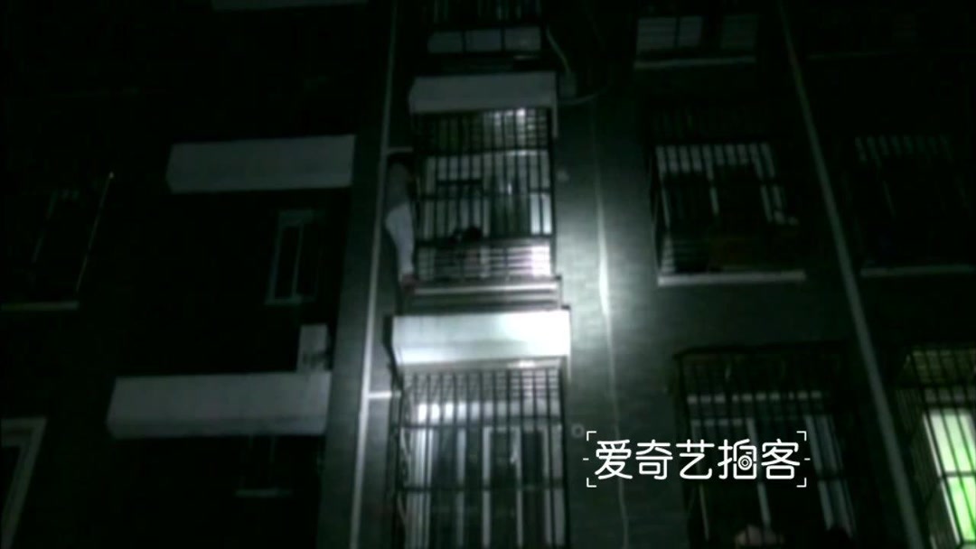 【拍客】实拍女子与老公吵架后情绪失控 竟翻窗从二楼爬到五楼