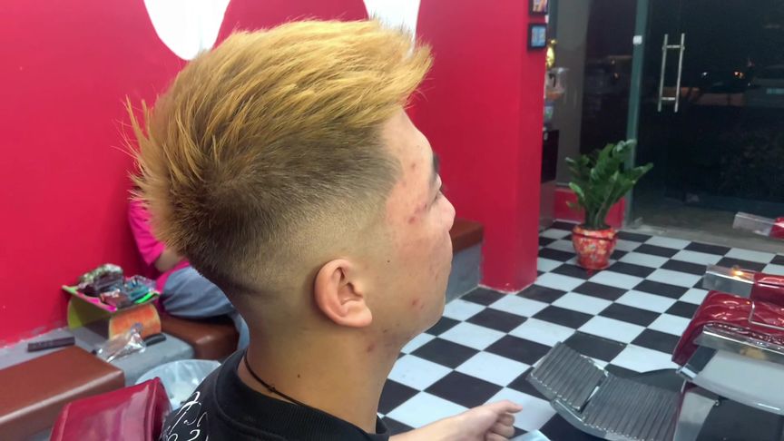这款发型热度相当高傲~#barbershop #曲靖来头男士理发