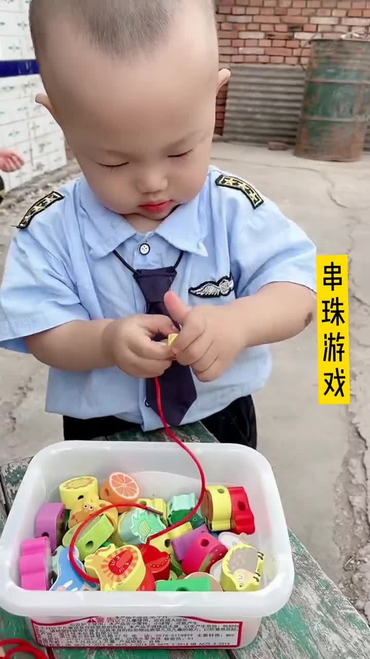 在家庭亲子串珠子练习,锻炼宝宝手眼协调灵活能力,一起来练习