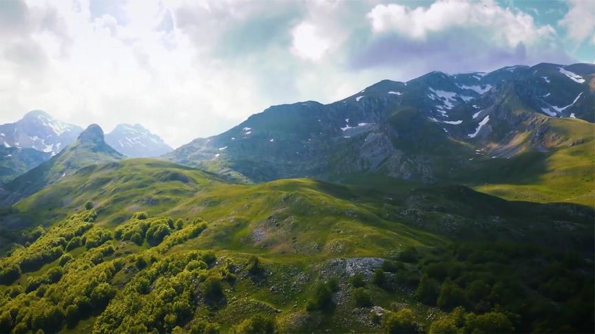 群山重重叠叠 云朵仿佛触手可及 浅冬悄然至 转眼秋天变成了故事