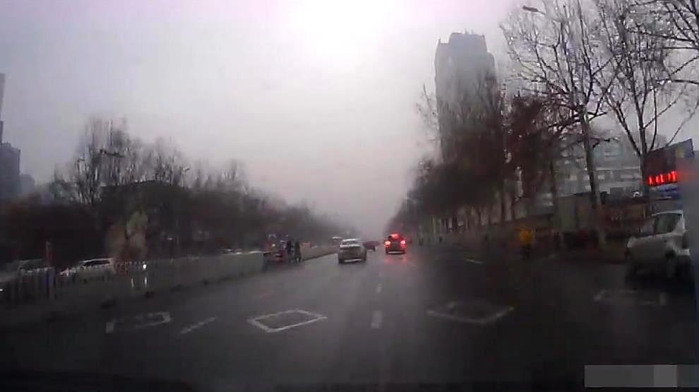 轿车加速躲行人,随后减速不及撞上自行车,玻璃瞬间碎成花!